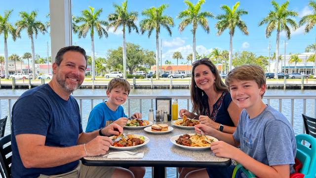Kid-Friendly Restaurants in Fort Myers FL: Kids Menus & Prices (2026 ...
